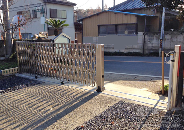 千葉県柏市の四国化成カーゲート施工例(クレディ アコー2型 電動タイプ(CD2D-555S色)＋追加用リモコン発信機1台:24101528-1)