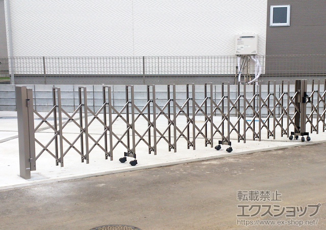 茨城県取手市のValue Selectカーゲート施工例(トリップゲート RB型 ノンレール 両開き 82W(41S+41M):26504122-1)