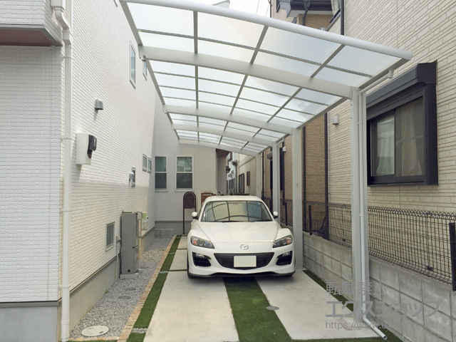 東京都調布市のLIXIL(リクシル)カーポート施工例(ネスカR (ラウンドスタイル) 縦連棟 積雪～20cm対応＋着脱式サポート 標準柱 ...