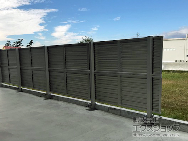 三重県鈴鹿市のValue Selectフェンス・柵施工例(ミエーネフェンス 目隠しルーバータイプ 2段支柱 自立建て用 自由柱施工 ...