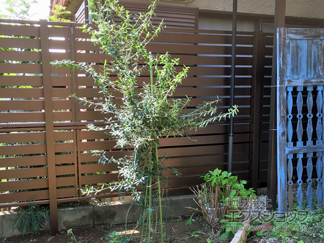 埼玉県越谷市のYKKAPフェンス・柵施工例(シンプレオフェンスSY1型 横半目隠し 2段支柱 自立建て用:64718769-1)