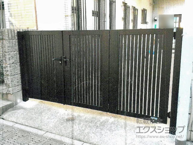 東京都江東区のLIXIL リクシル(TOEX)門扉施工例(開き門扉AB TS1型 3枚折戸仕様(キャスター1コ付）:81189381-4)