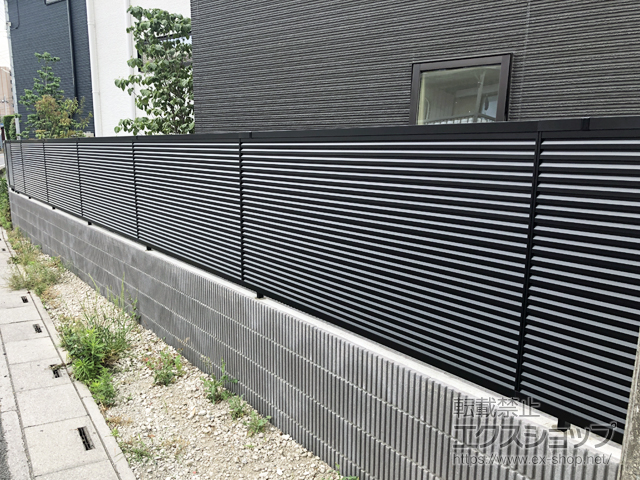 埼玉県三郷市のLIXIL(リクシル)フェンス・柵施工例(フェンスAB YL1型 横ルーバー1 フリーポールタイプ:71377674-1)