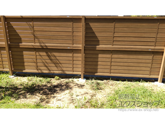 大阪府富田林市のLIXIL(リクシル)フェンス・柵施工例(フェンスAA YL1型 横ルーバー 木調カラー アルミ多段柱使用(パネル2段):78770779-1)