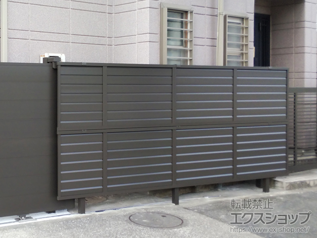 東京都大田区のLIXIL(リクシル)フェンス・柵施工例(フェンスAB YL2型 横ルーバー2 アルミ多段柱仕様:90959796-3)