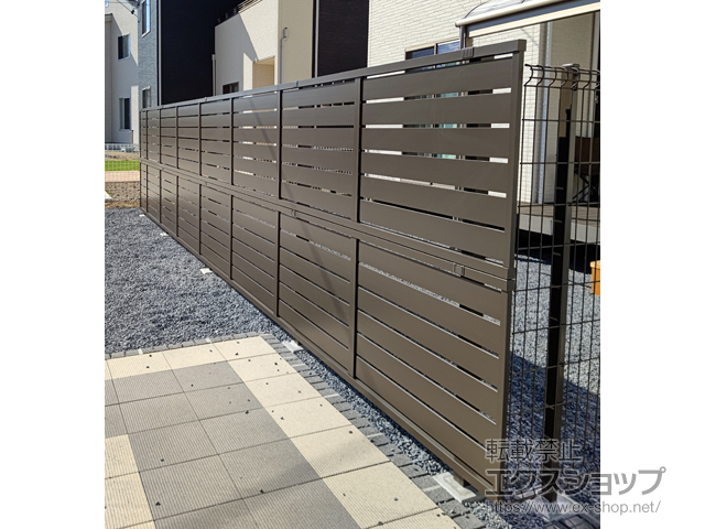 長野県佐久市のLIXIL リクシル(TOEX)フェンス・柵施工例(フェンスAB YS3型 横スリット3 アルミ多段柱仕様【正面：直線L≒7 ...
