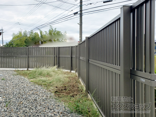 富山県黒部市のLIXIL(リクシル)フェンス・柵・塀施工例(フェンスAB TS2型 縦スリット2 アルミ多段柱仕様（パネル2段）:112018818-1)